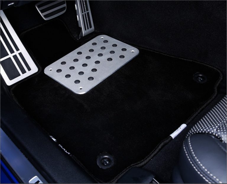 Tapis pour auto en aluminium pour un look sport | Fun tuning